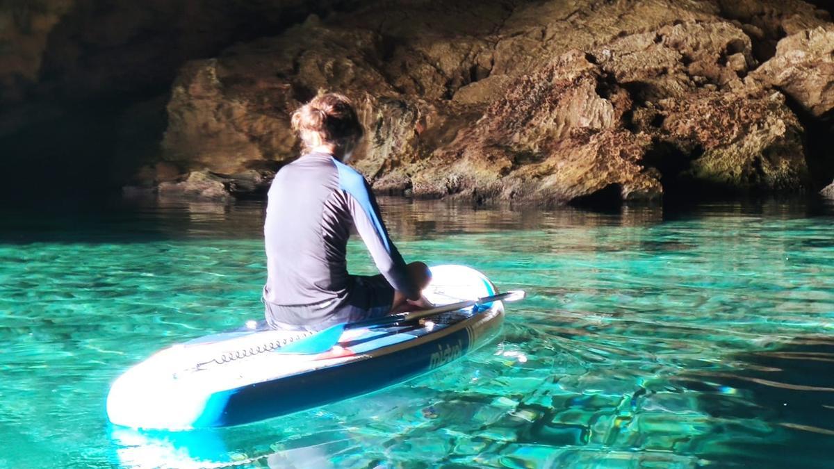 El mar es un espejo: un otoño de remo y cuevas litorales en la Marina ...