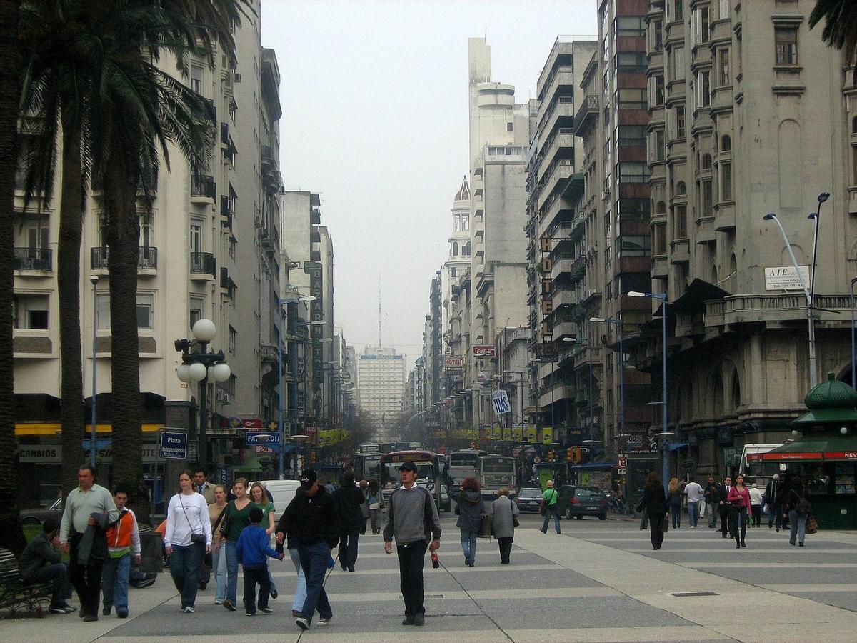 Cien años de Benedetti: un paseo nostálgico por Montevideo