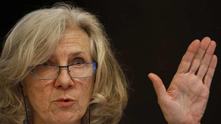 "Todas las lenguas discriminan a la mujer"
