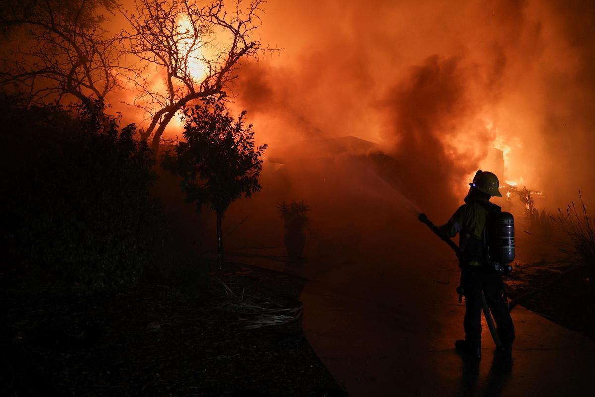 Los Ángeles declara el estado de emergencia por incendios sin control | FOTOS