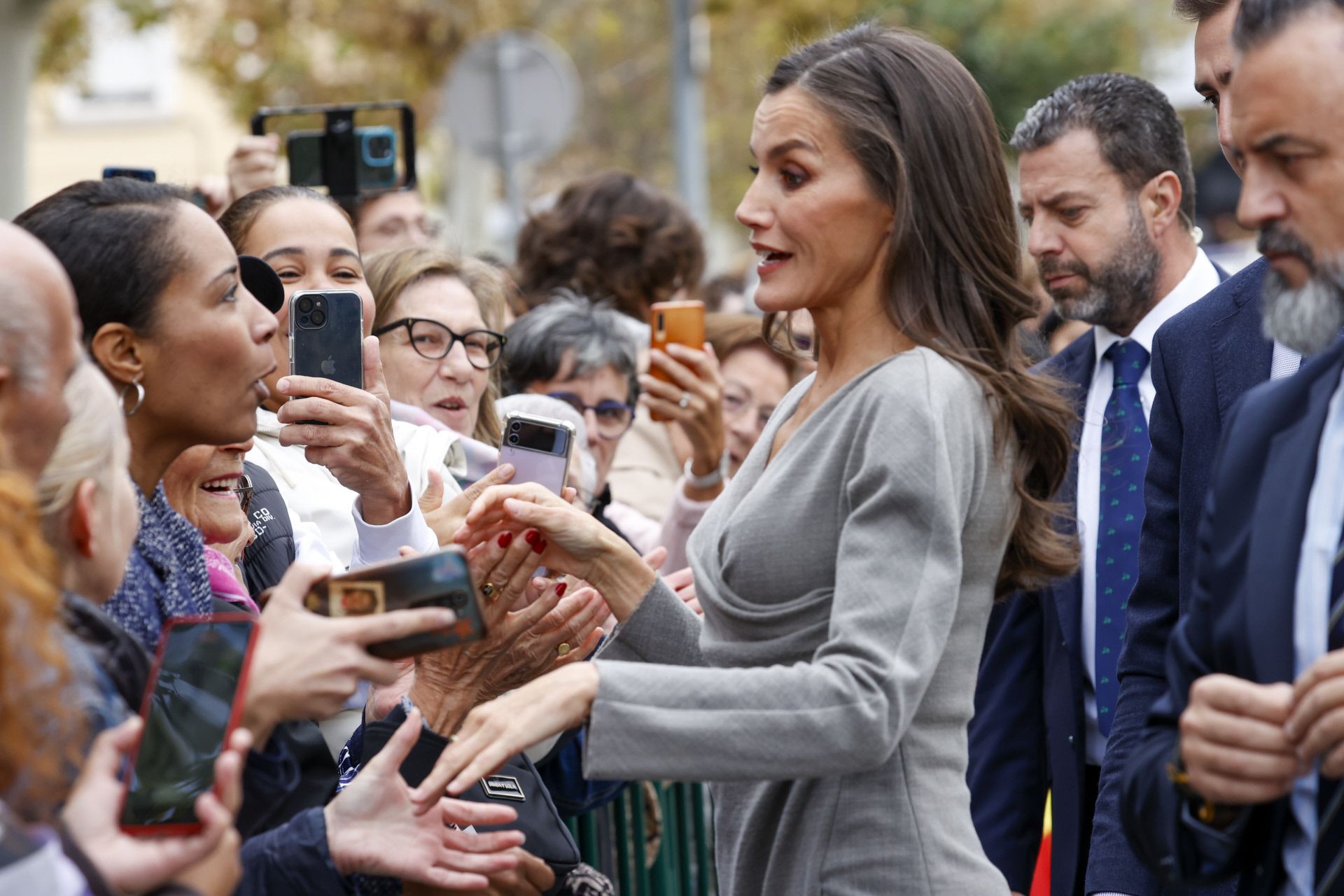 REINA LETIZIA VIDEO VIRAL |Una seguidora le hace este regalo a la reina Letizia y su reacción ya ...