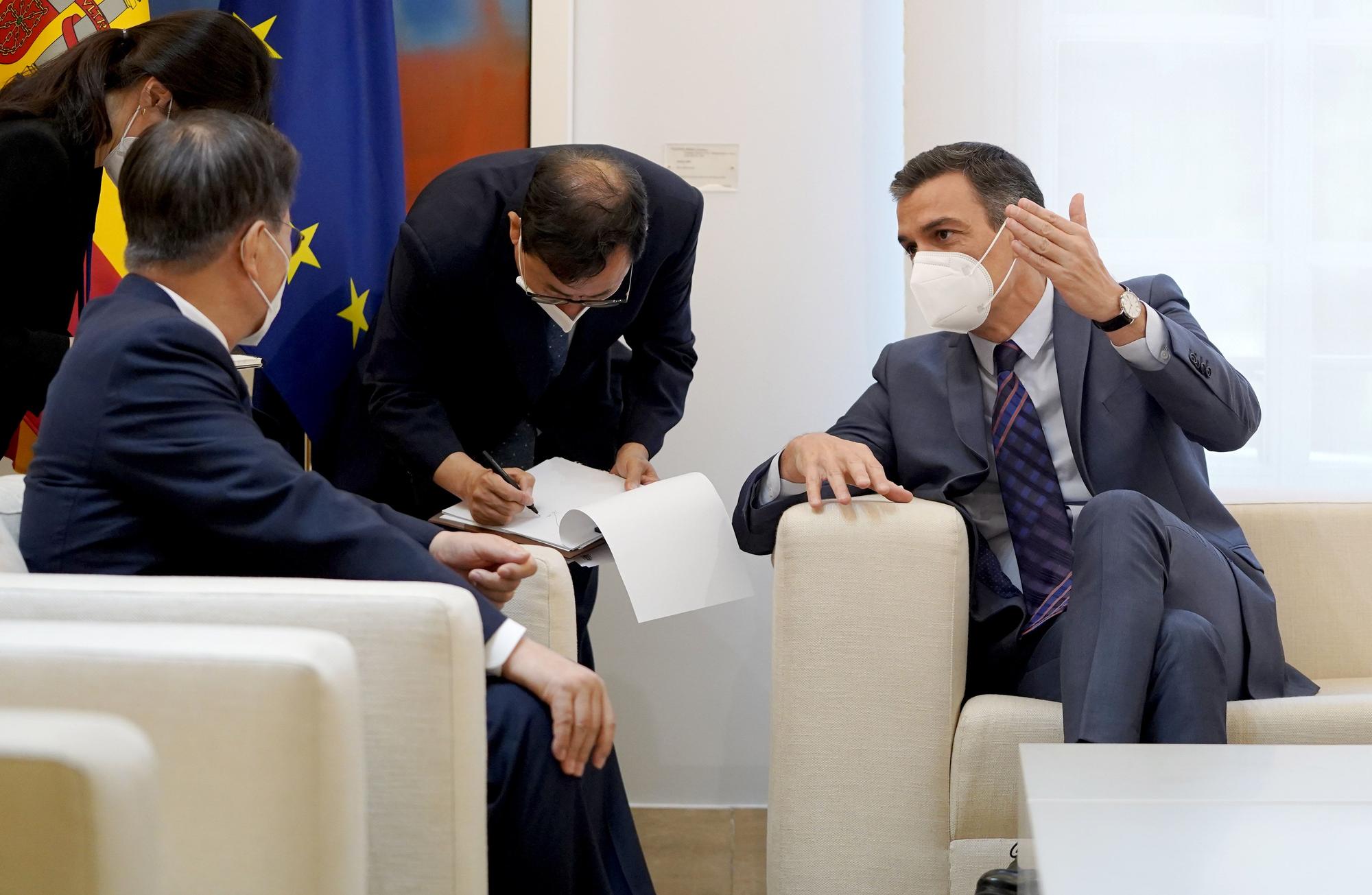 Pedro Sánchez recibe en Moncloa al presidente de la República de Corea ...