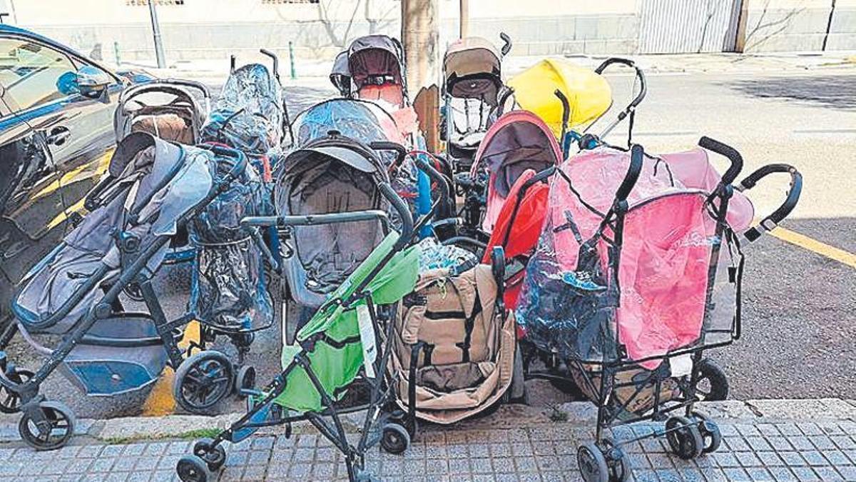 Cort inaugura un ‘Rastro’ de carritos de bebé
