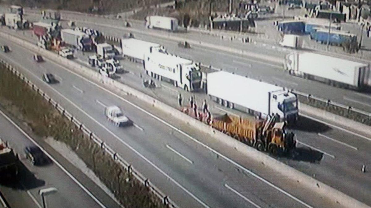 Aparatoso Accidente Con Varios Camiones Implicados Ap 7 En Sant Cugat