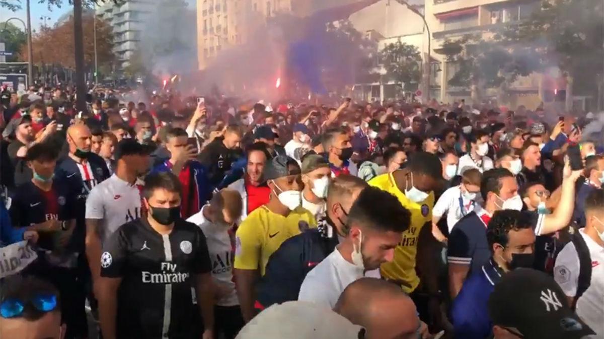 La afición del PSG se olvida del covid-19: así está París antes de com