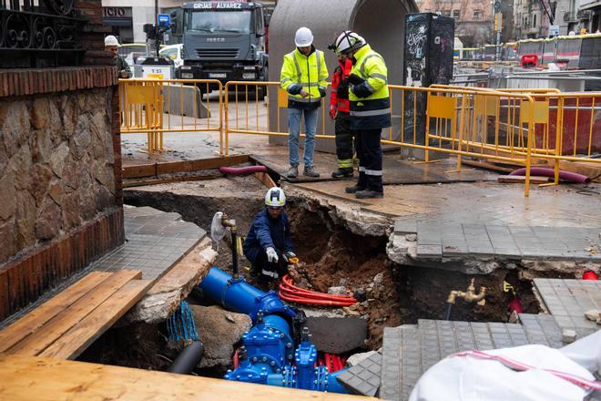 Las obras de la L8 causan un géiser urbano en pleno Eixample de Barcelona