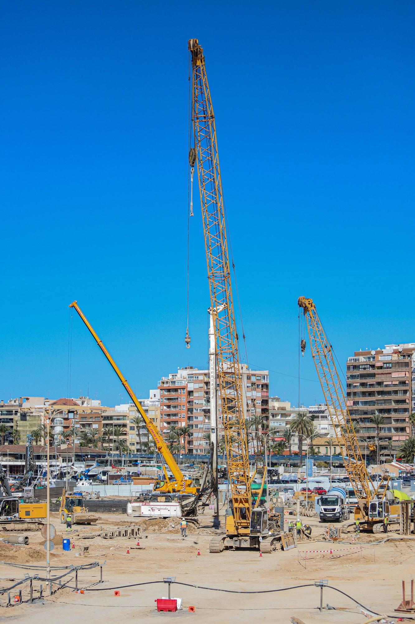 Obras de la nueva zona de ocio Paseo del Mar en el puerto de Torrevieja