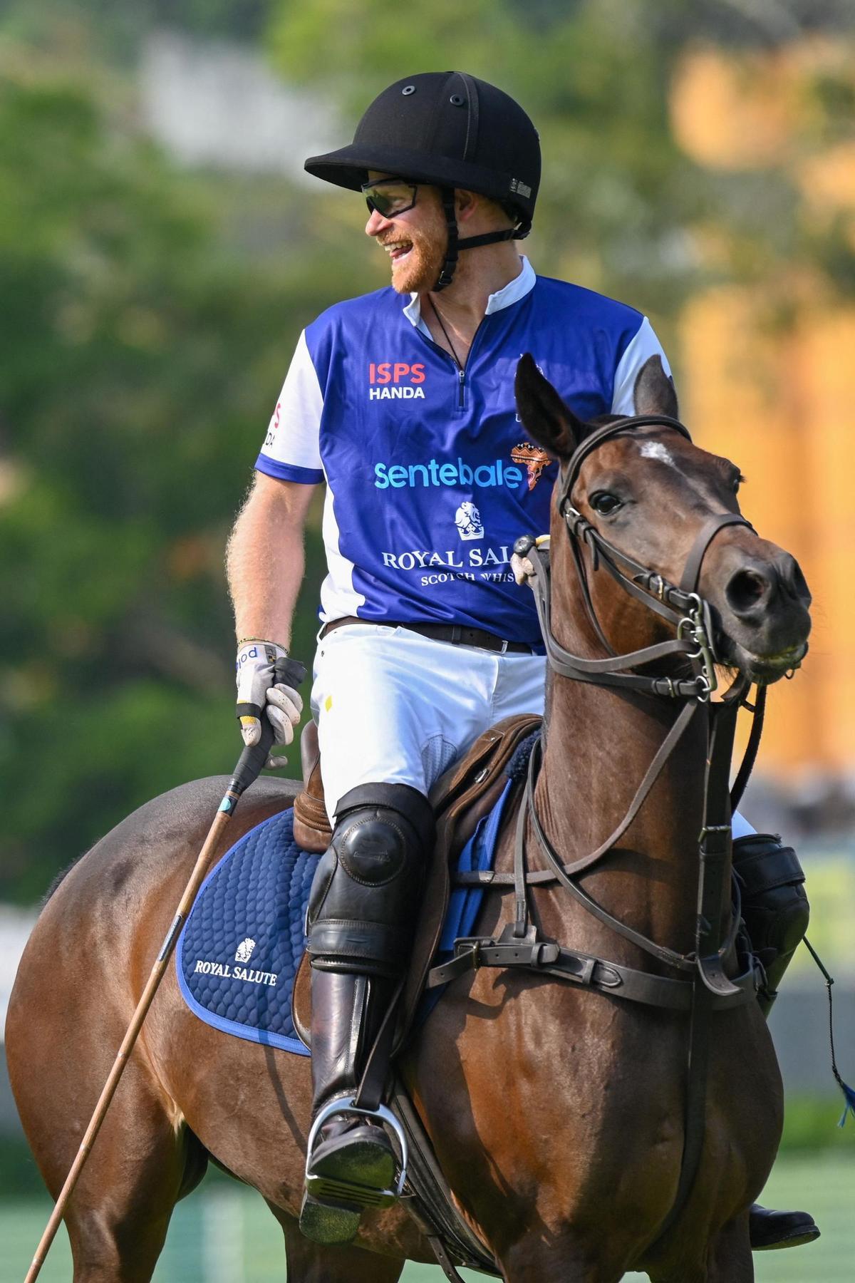 El príncipe Harry disputa un partido de polo benéfico en Singapur | FOTOS