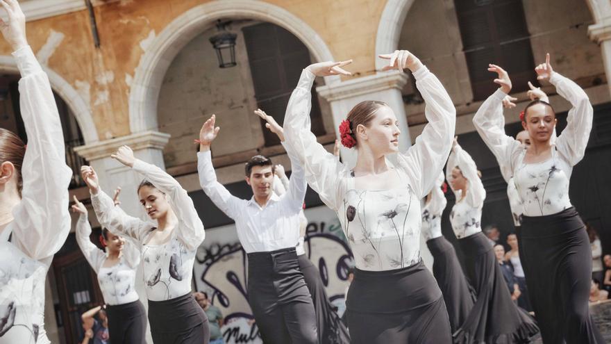 Palma Balla 2025 llena la plaza Major de baile - Diario de Mallorca