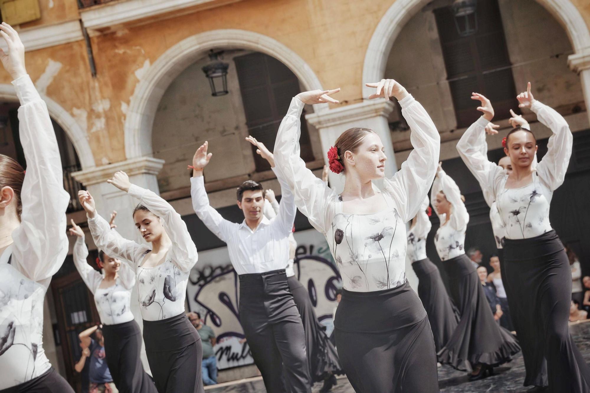 Palma Balla 2025 llena la plaza Major de baile - Diario de Mallorca