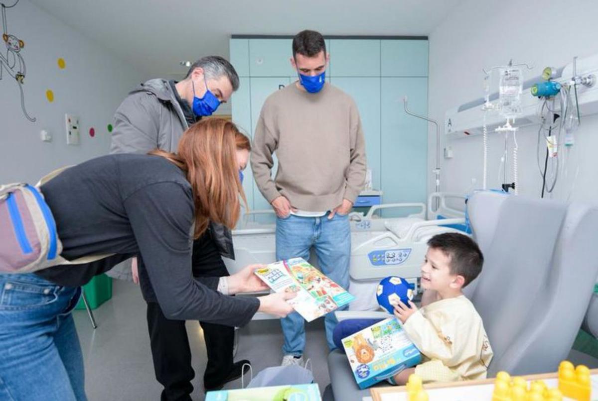 Regalos y solidaridad azul en el HUCA