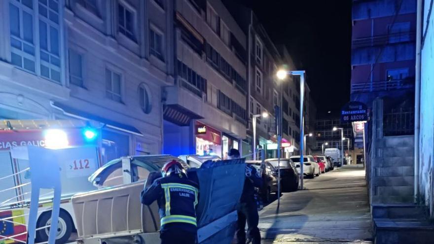 Un contenedor quemado en la calle Calvo Garra de Lalín