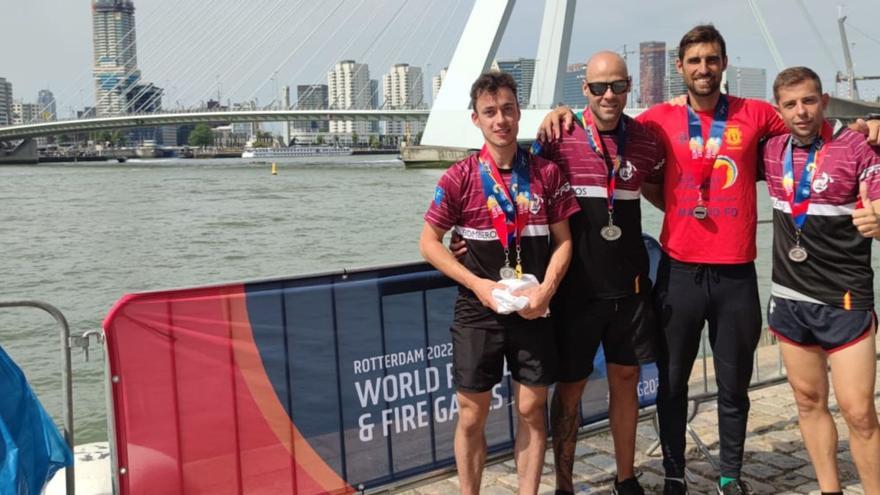 Cuatro bomberos del parque de Roces tocan el cielo en Rotterdam