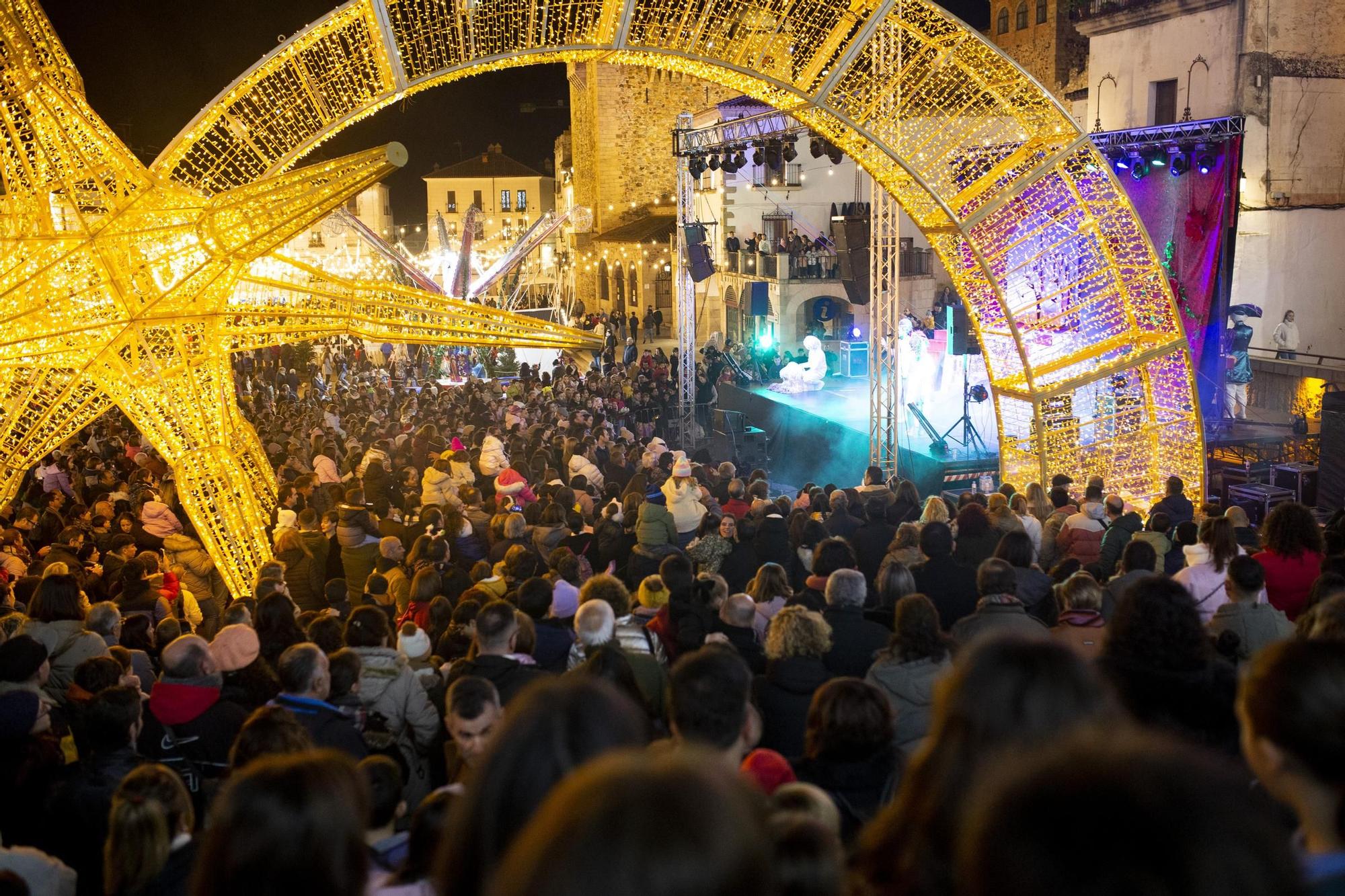 'La bella y la bestia' llenan la plaza Mayor de Cáceres - El Periódico ...