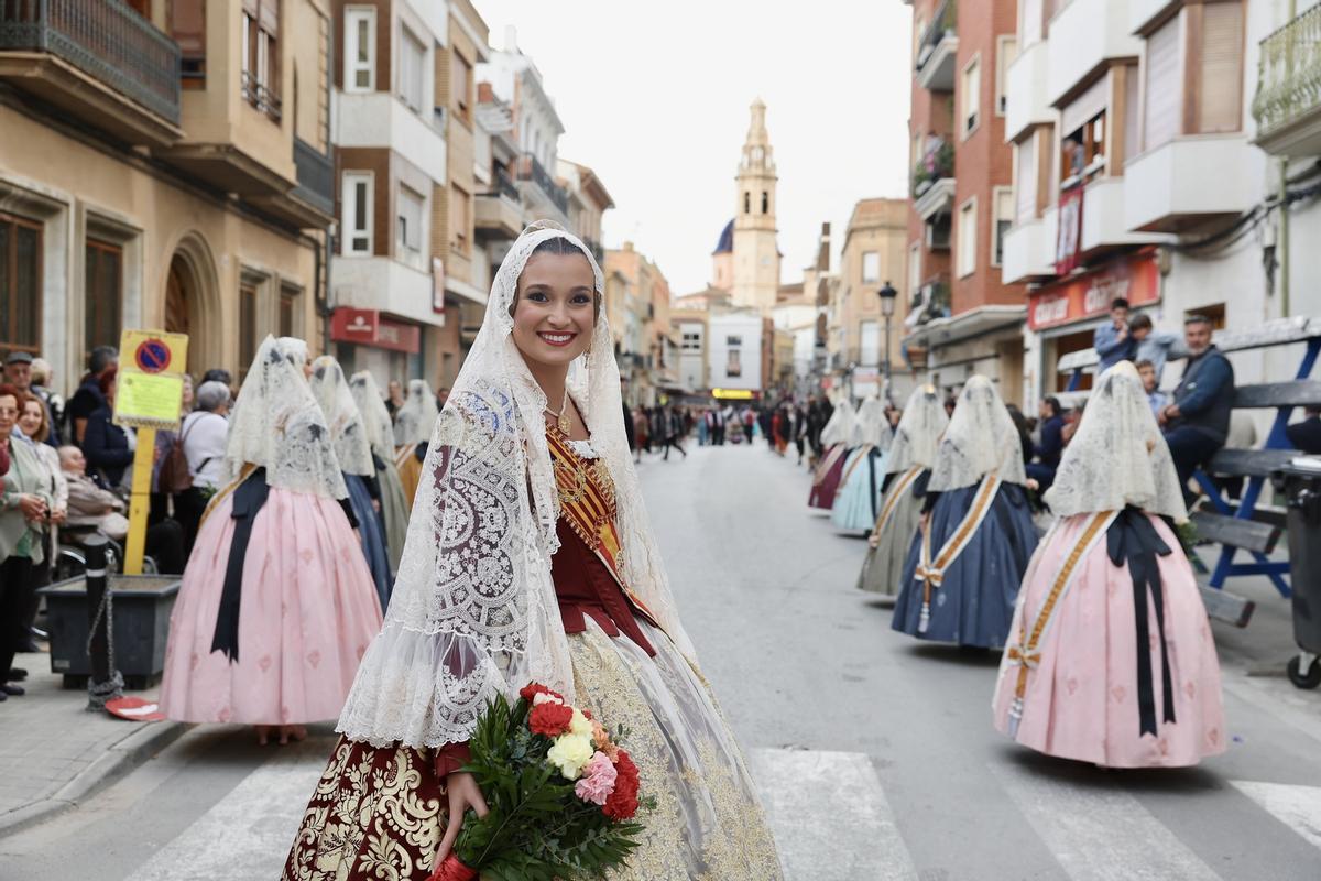 Cheste recibe a Berta y la corte en la Ofrenda a la Virgen de la Soledad