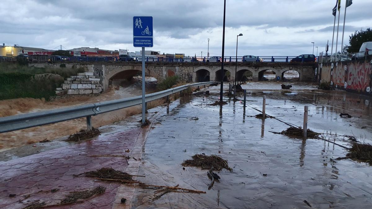 Desbordado el riu Cérvol a su paso por Vinaròs - El Periódico Mediterráneo