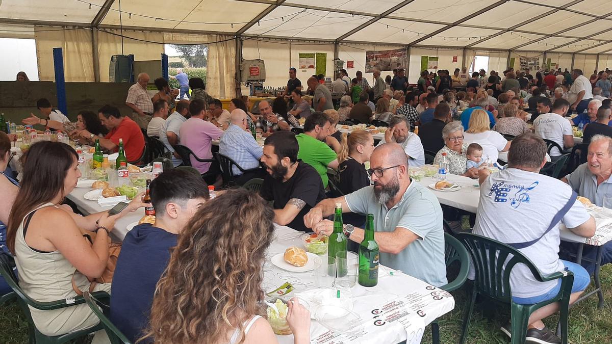 Pañeda inicia las fiestas a mantel puesto: una corderada para 450 ...