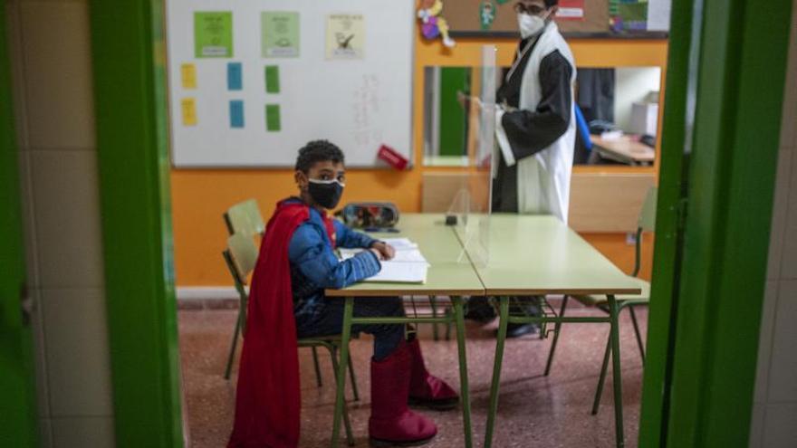 Superhéroes con capa y mascarilla