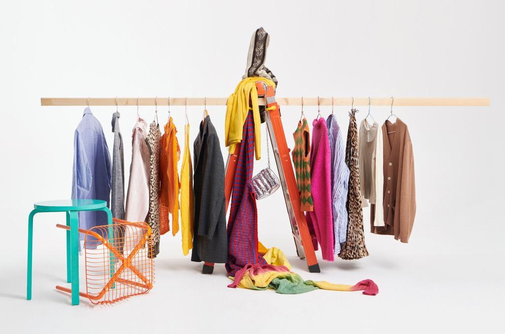 OUTLET INDITEX | Entramos en el outlet de Inditex más grande con prendas desde 1 euro