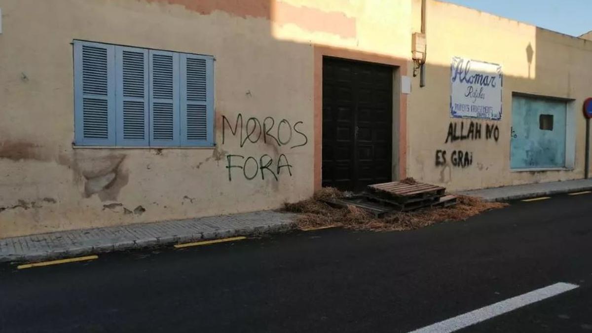 Los quintos de Sineu condenan las pintadas racistas en la mezquita