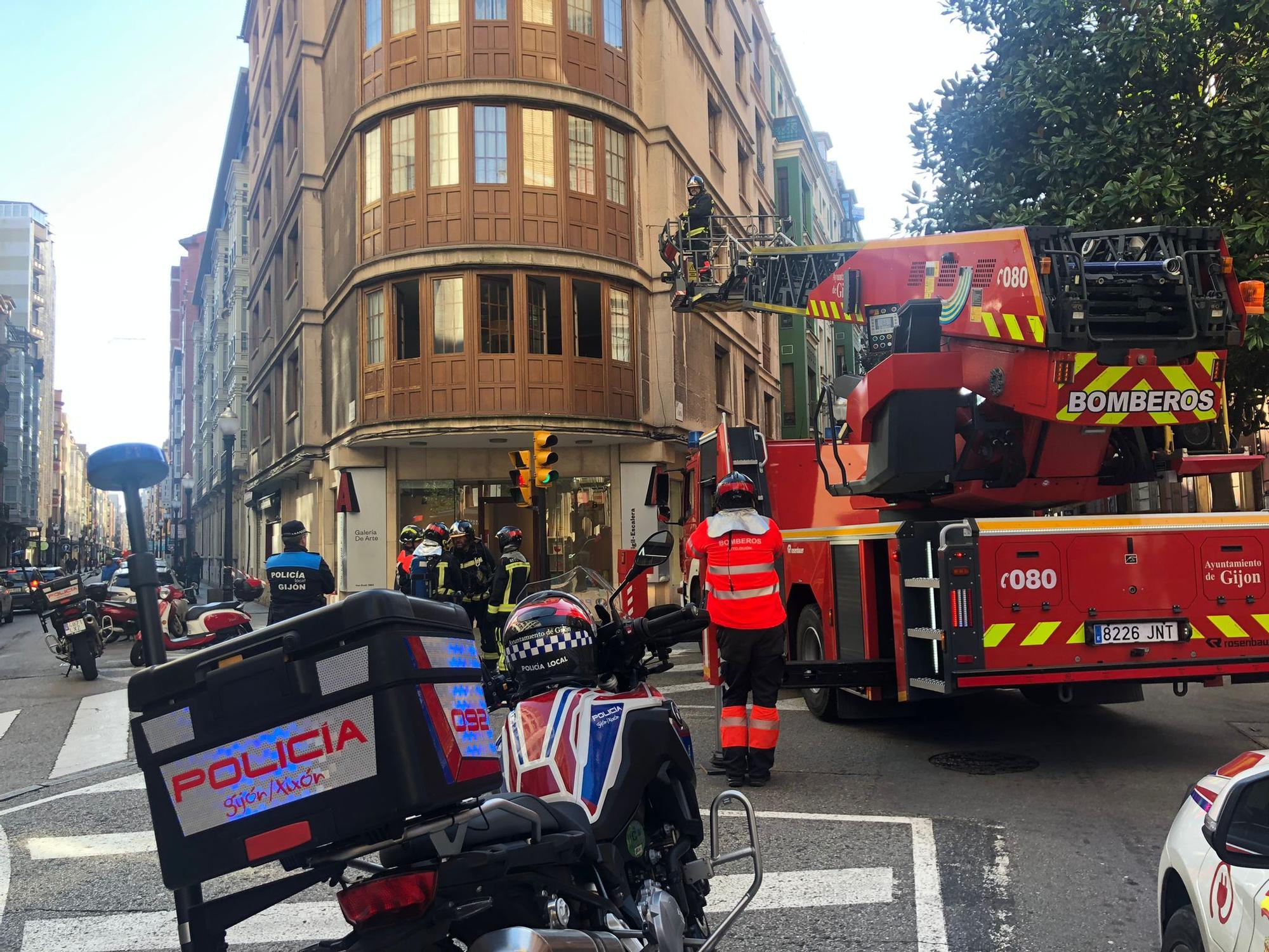 En imágenes: Revuelo en la calle Capua de Gijón por el humo de una chimenea
