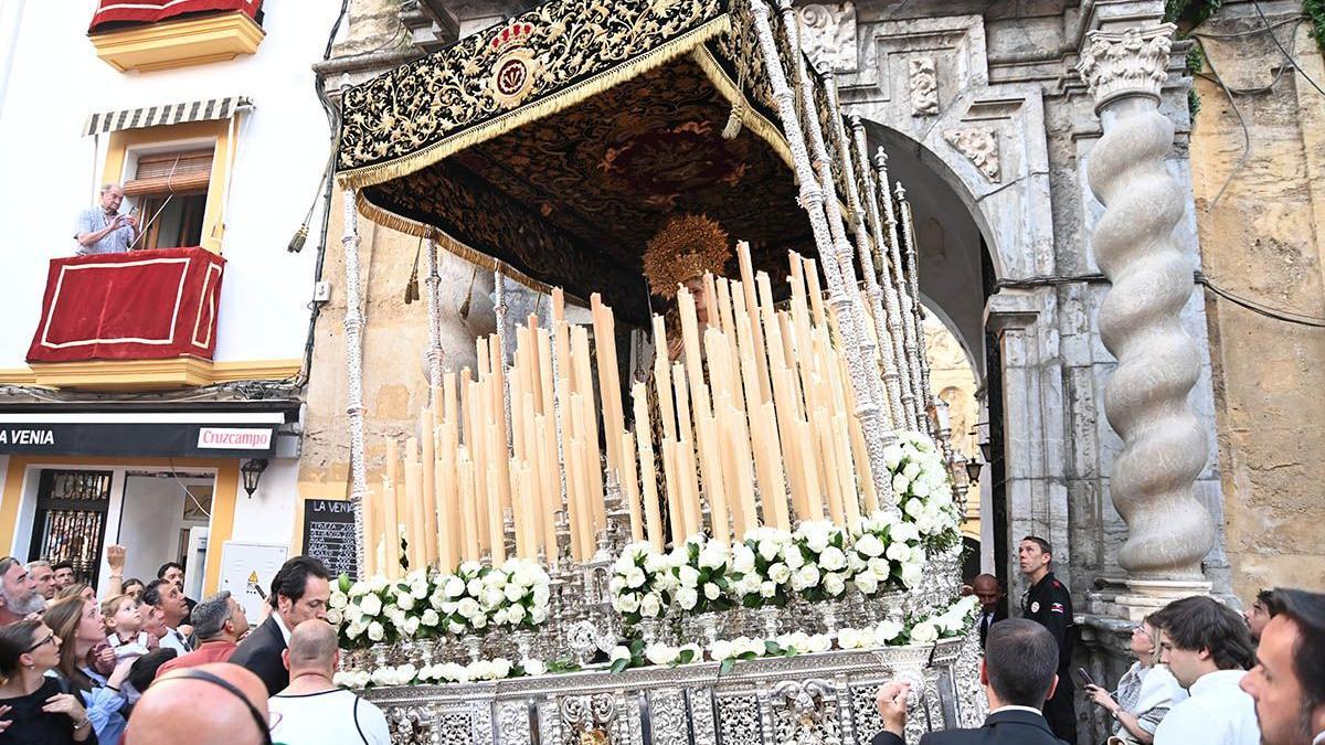 SEMANA SANTA CÓRDOBA 2023 | VIERNES SANTO | La delicada salida de la ...