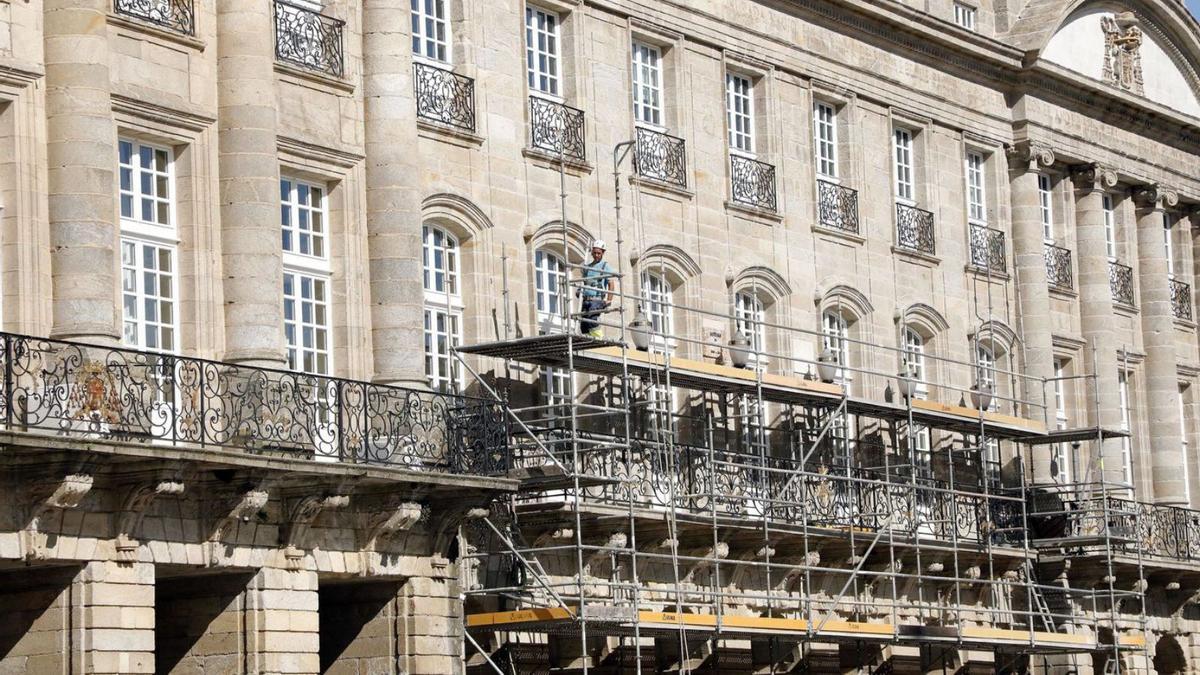 La fachada del Pazo de Raxoi luce nueva imagen: finaliza la primera fase de las obras de ...
