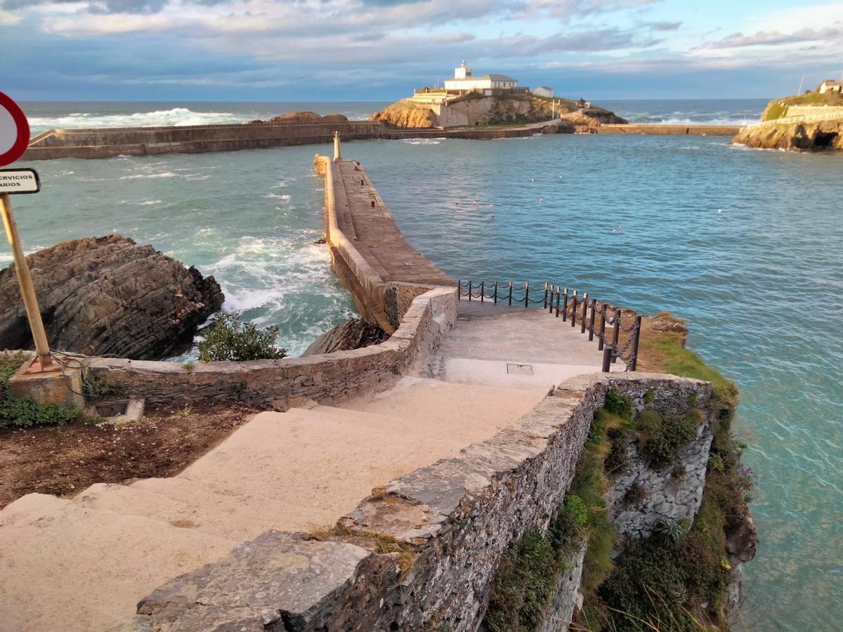 El muelle del Rocín, en Tapia, reabre con nuevo aspecto: las obras han servido para mejorar la ...