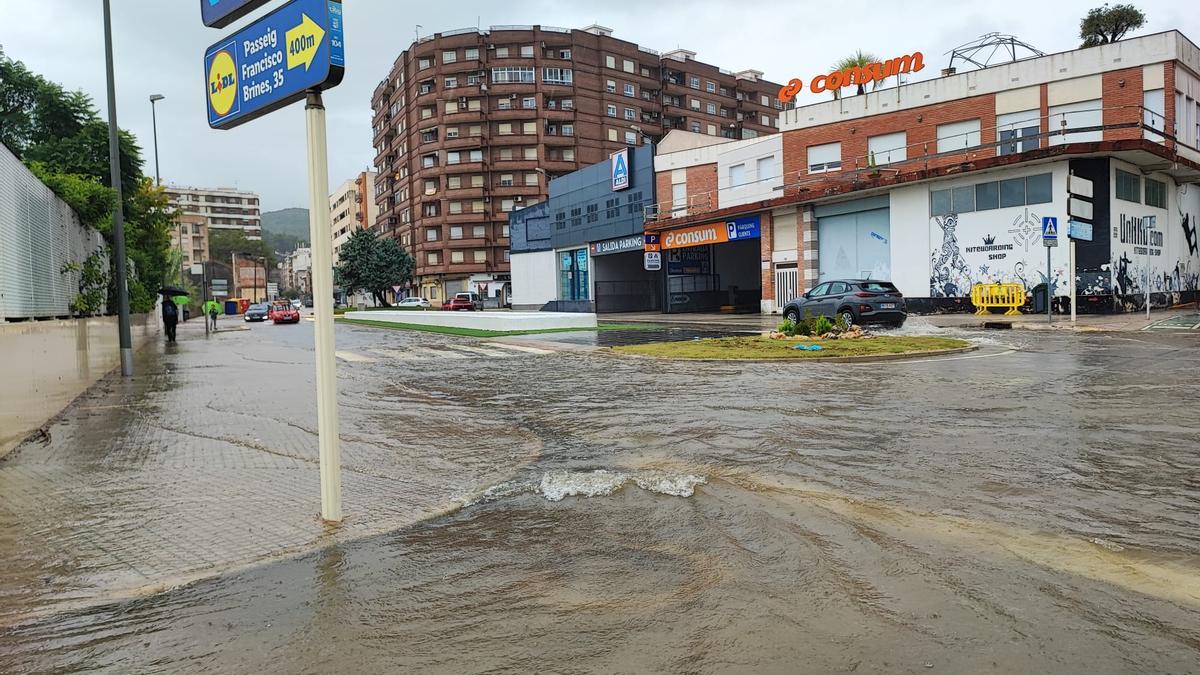 Las lluvias obligan a cortar caminos rurales en Oliva