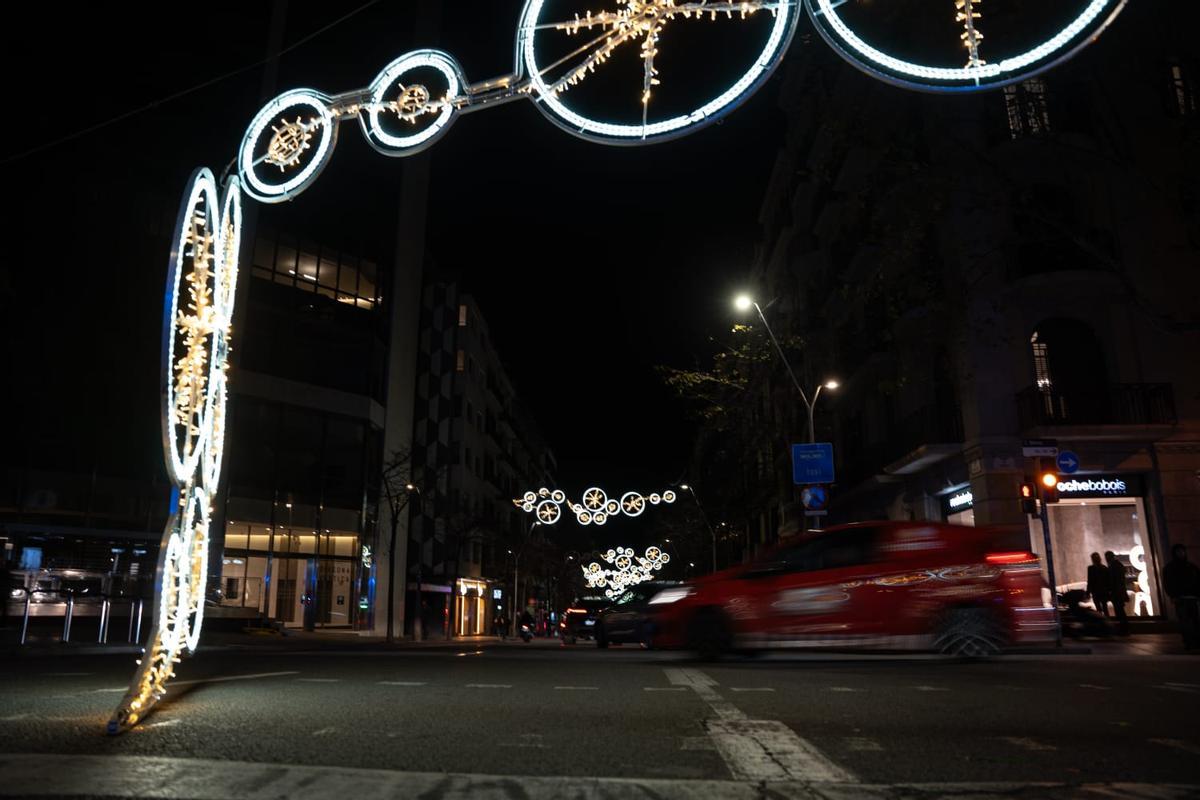 El viento, con rachas de hasta 100 km/h, desata la caída de luces ...