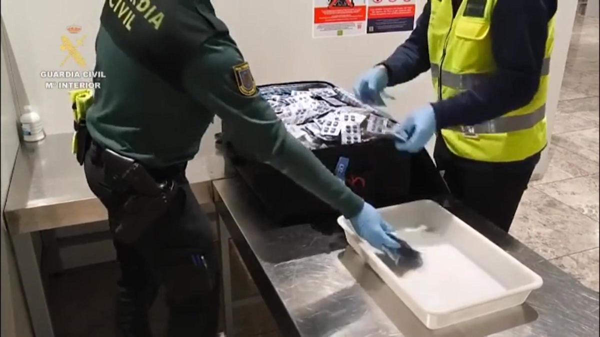Detenida en el aeropuerto de Elche una pasajera con 20.000 pastillas para la disfunción eréctil