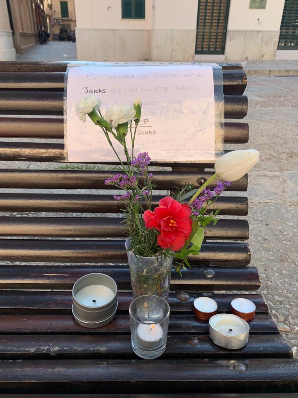Emotivo homenaje a Jonás: el ‘sin techo’ querido por todos en el barrio ...
