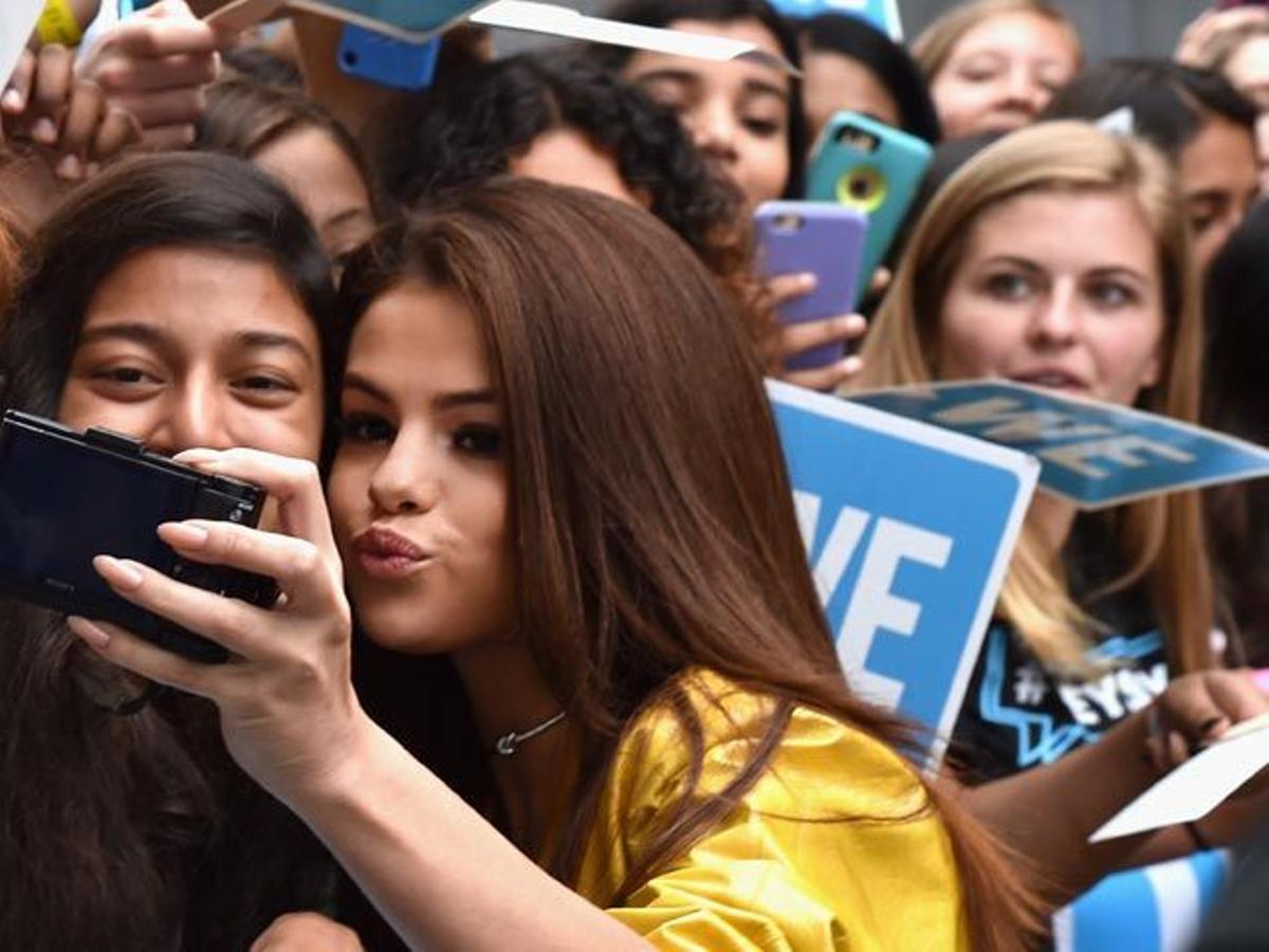 Selena Gomez pone un toque de color a la gala WE Day - Cuore