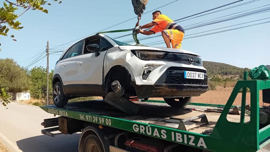 Da varias vueltas de campana y pierde una rueda en Sant Joan