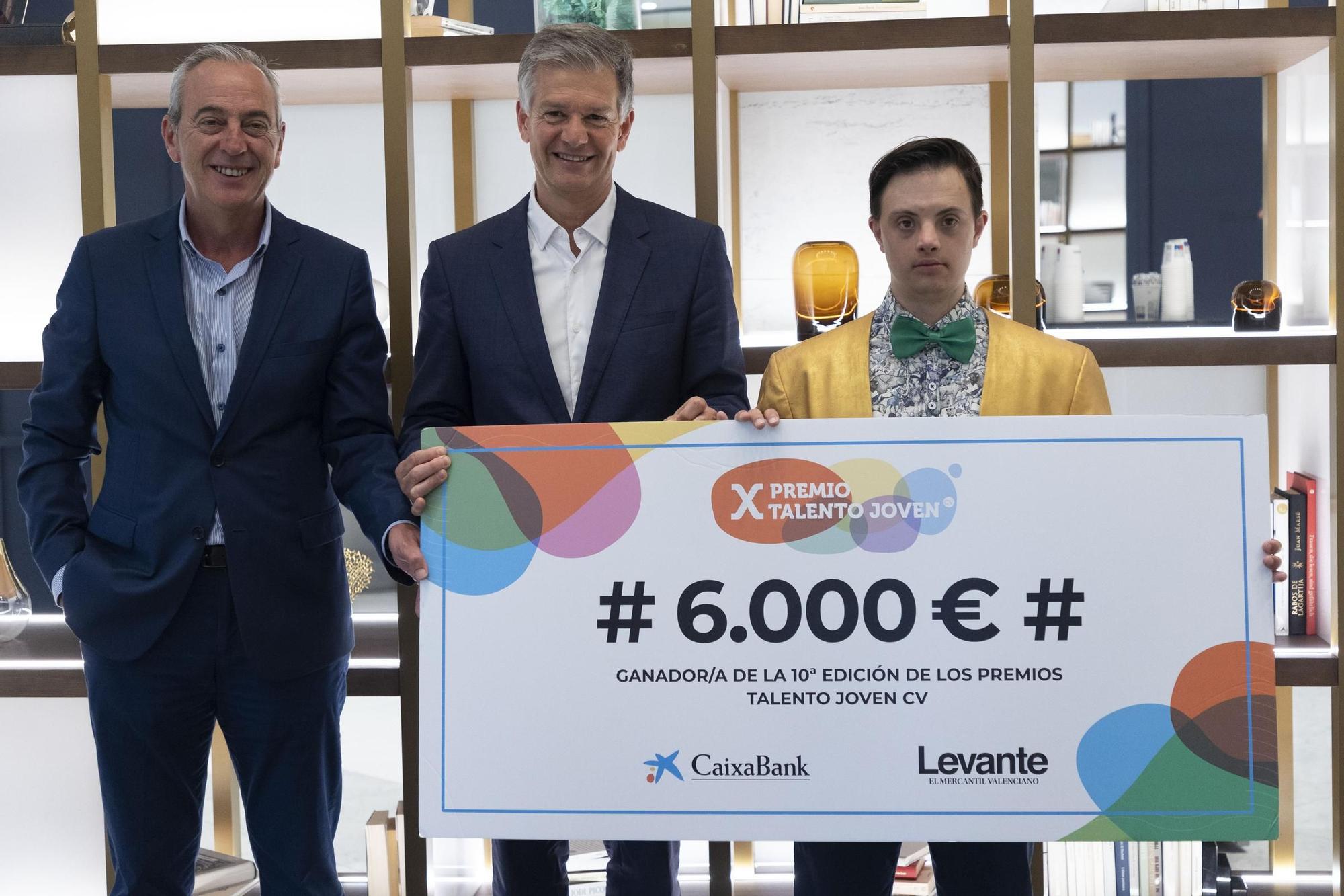 Entrega del cheque a los ganadores de la X edición de los premios ...