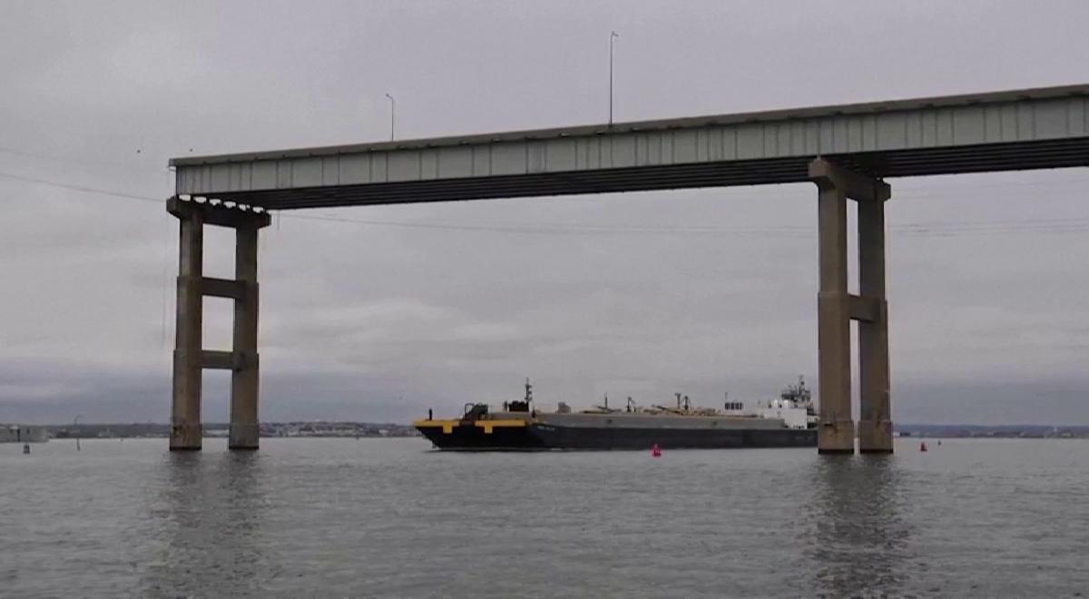 Los barcos empiezan a navegar bajo el puente de Baltimore