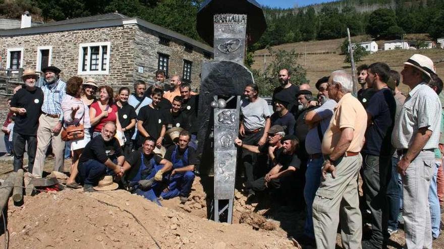 La "vaca motera" cobra vida en Santalla