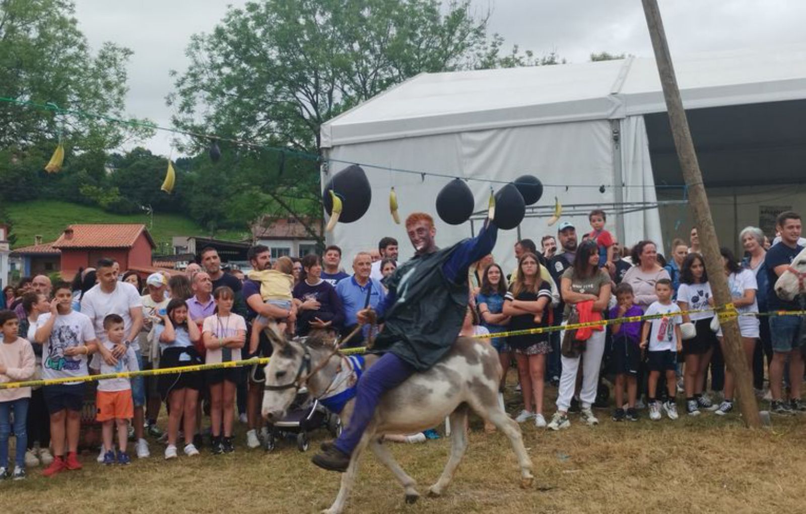 Loco galope en burro por San Cristóbal: los vecinos de Collado, en Siero, lo dan todo en la ...