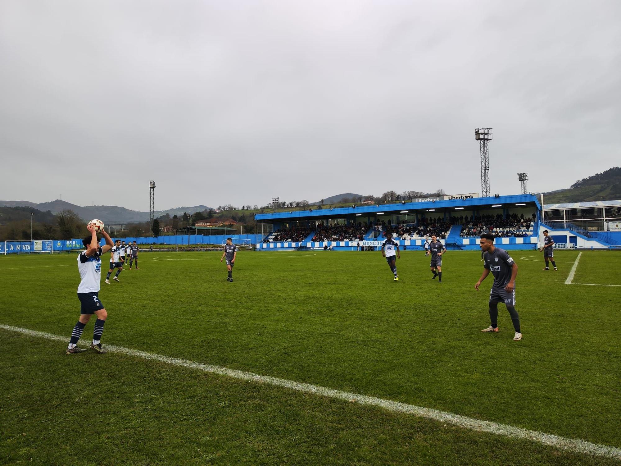 En imágenes: tarde de fútbol en el estadio moscón