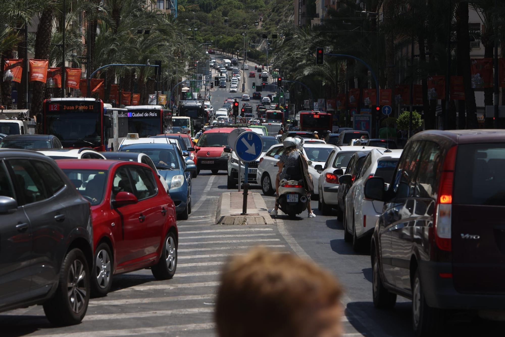 Continúa el colapso en Alicante: interminables atascos en las principales calles de la ciudad