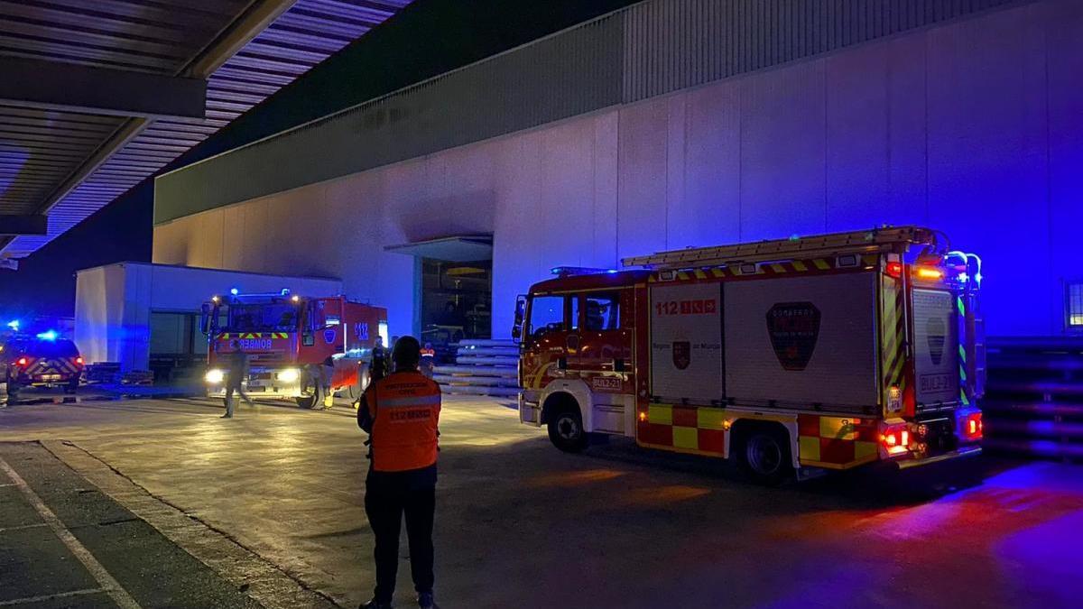 Dos heridos en el incendio de una presa de aceite en una nave de Abanilla - La Opinión de Murcia