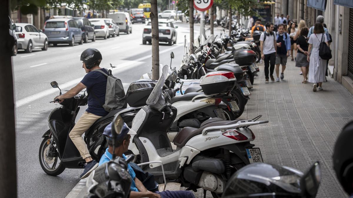 Rèplica municipal a la carta "Las motos, patente de corso para aparcar ...
