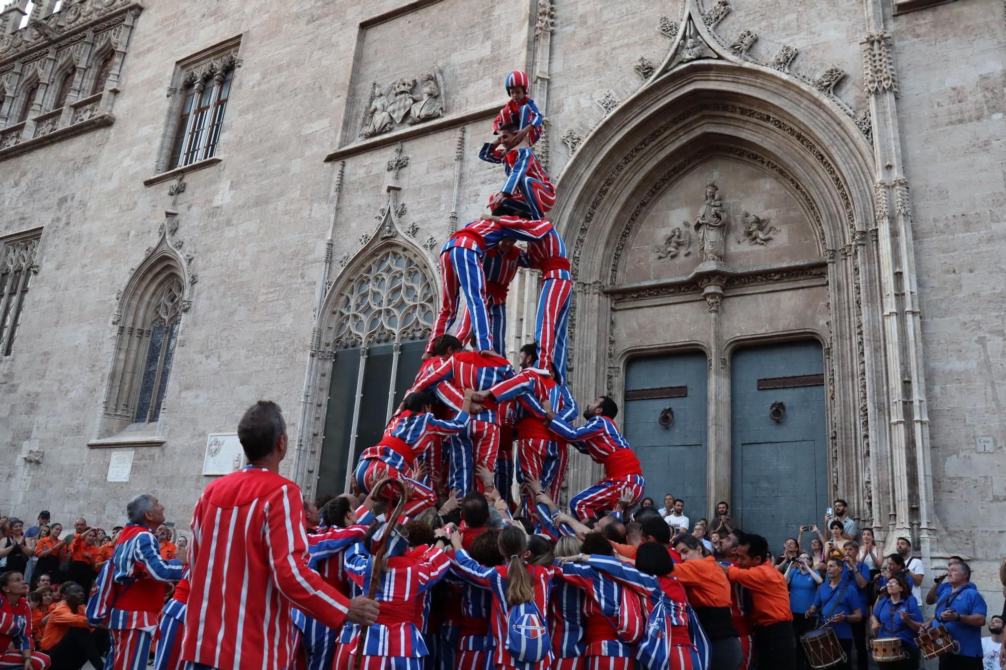 Espectacular exhibición de "Muixeranga" en las calles de València