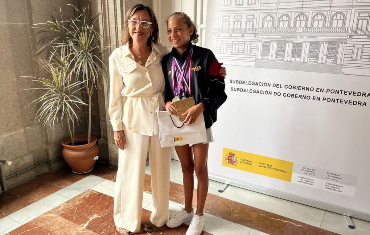 Maica Larriba recibe a la nadadora Daniela Suáres