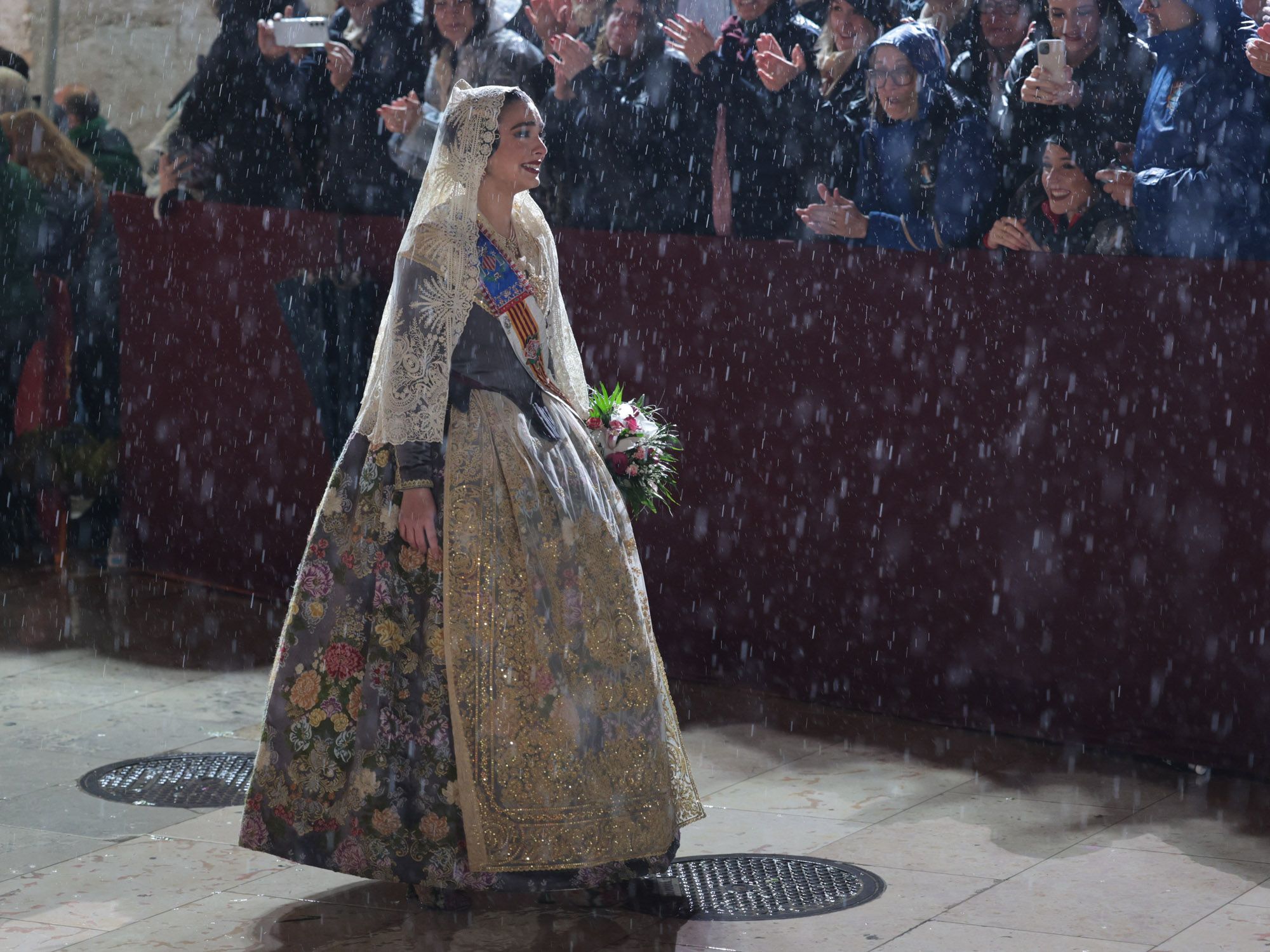 La Fallera Mayor de València, Berta Peiró, cierra la Ofrenda a la ...