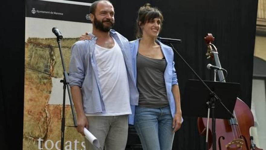 Brindis per la poesia en la dotzena edició del cicle literari Tocats de ...