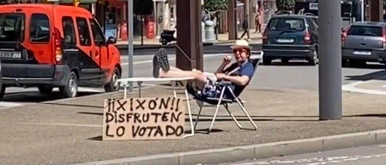La peculiar protesta de un gijonés con silla y mesa en pleno cruce de ...