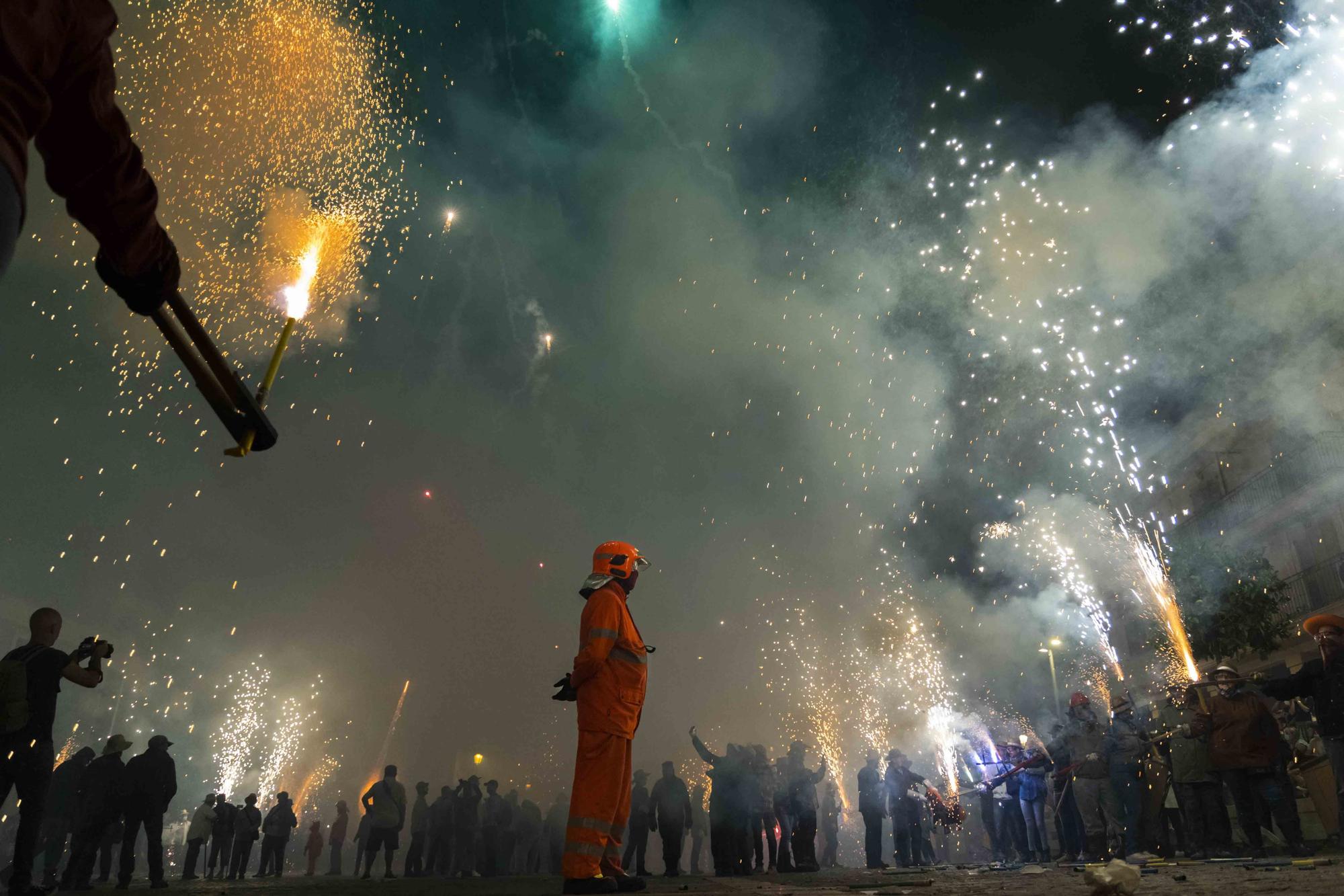 Así ha sido el pasacalle de cohetes de lujo en Paterna
