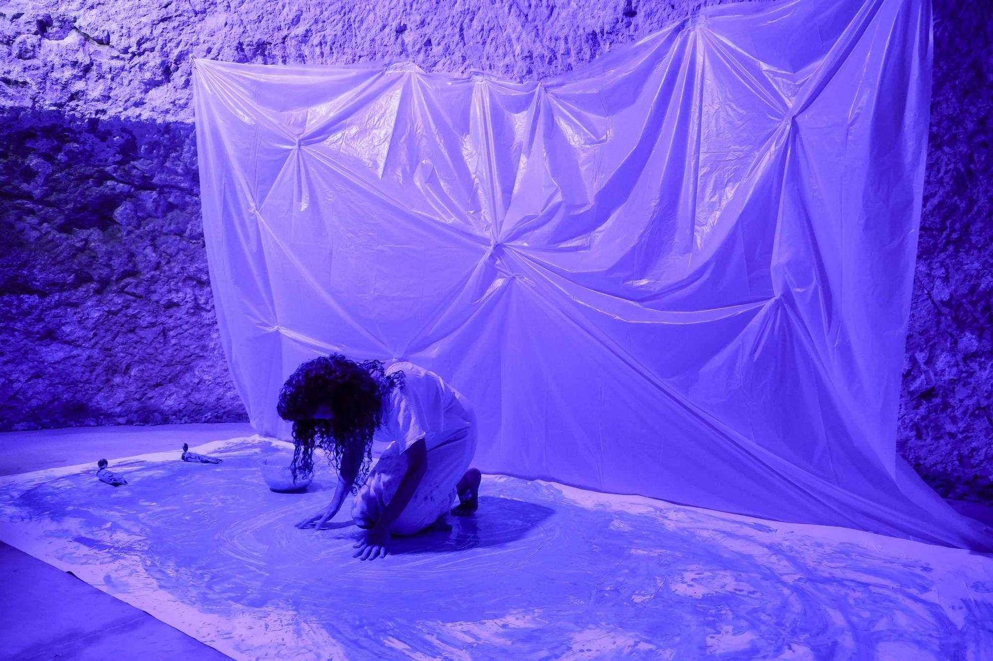 La artista costarricense Karla Solano instala "Origen" en la nueva sala ...