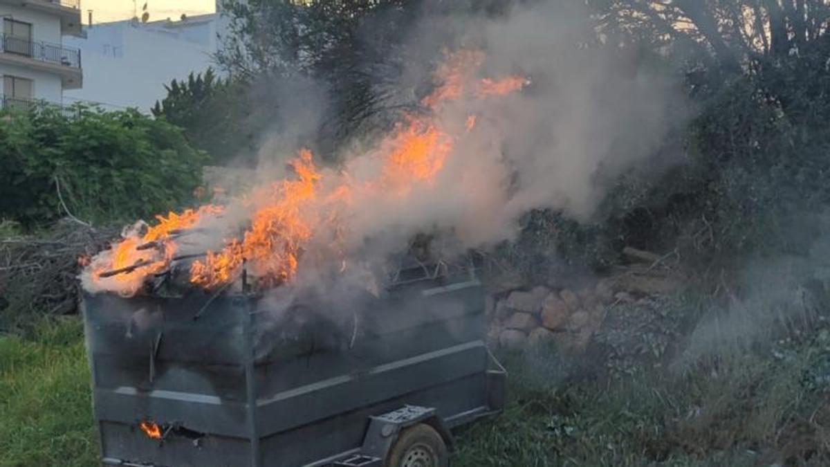 INCENDIO SOFOCADO RÁPIDAMENTE | Arde un remolque de restos de poda en ...